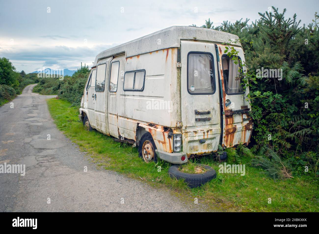 Abandoned camper van hi-res stock photography and images - Alamy