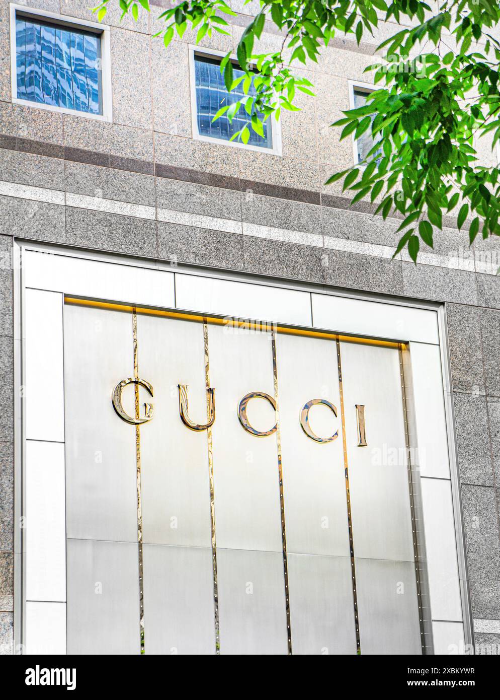 Day outside exterior luxury fashion hi-res stock photography and images ...