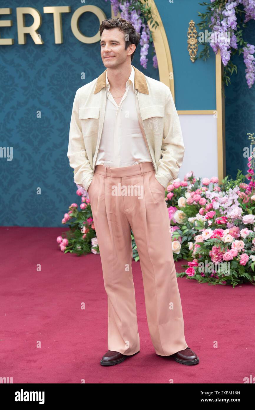 Luke thompson bridgerton hi-res stock photography and images - Alamy