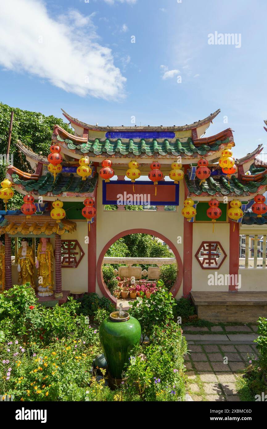 Tor tor of traditional Chinese architecture with lanterns and green ...