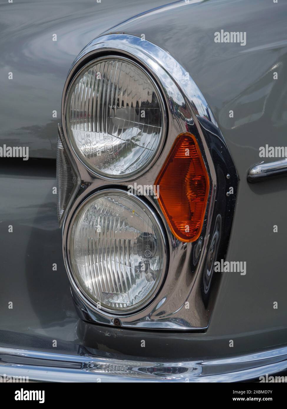 Vintage car headlight hi-res stock photography and images - Alamy