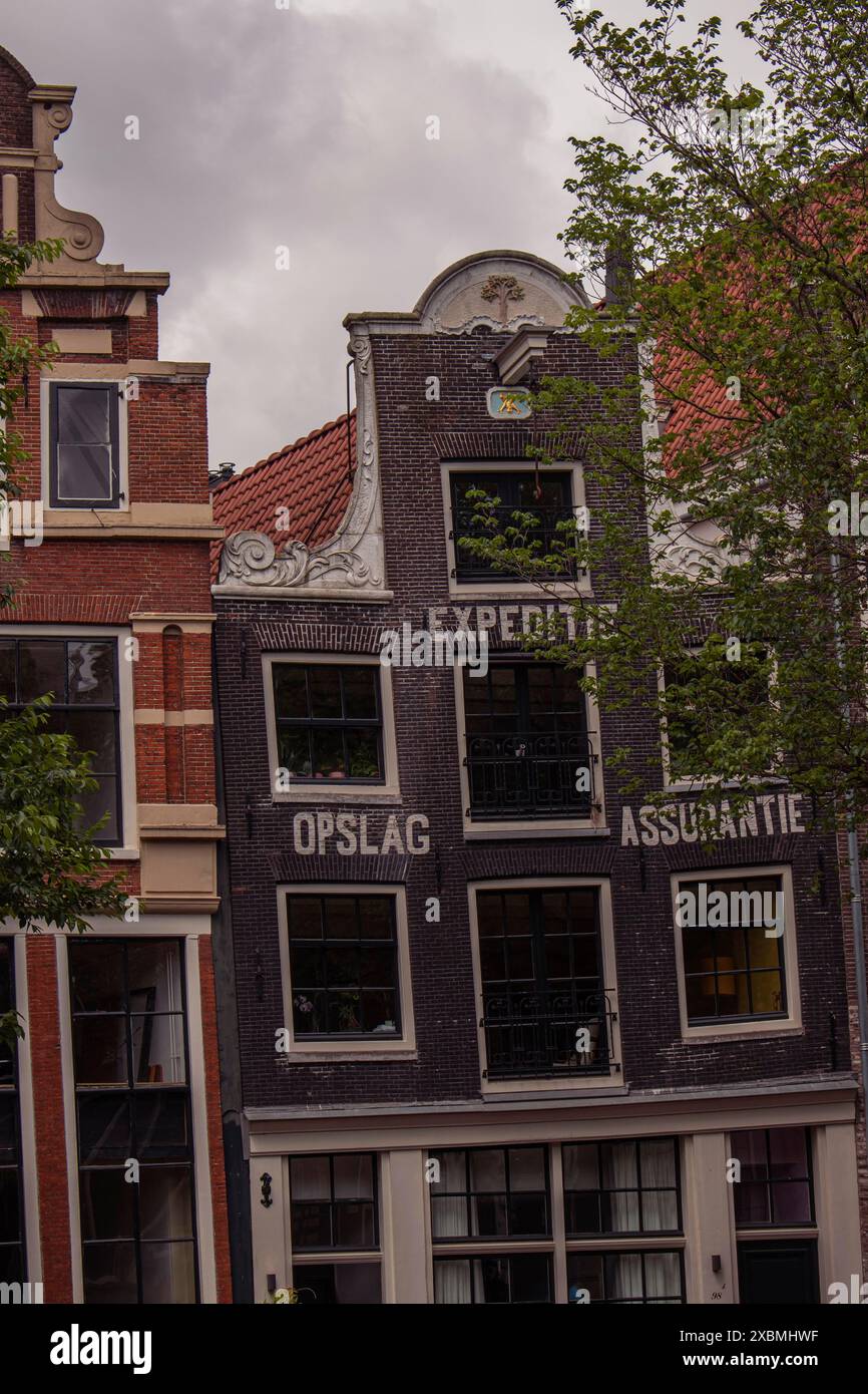 Leaning building hi-res stock photography and images - Alamy