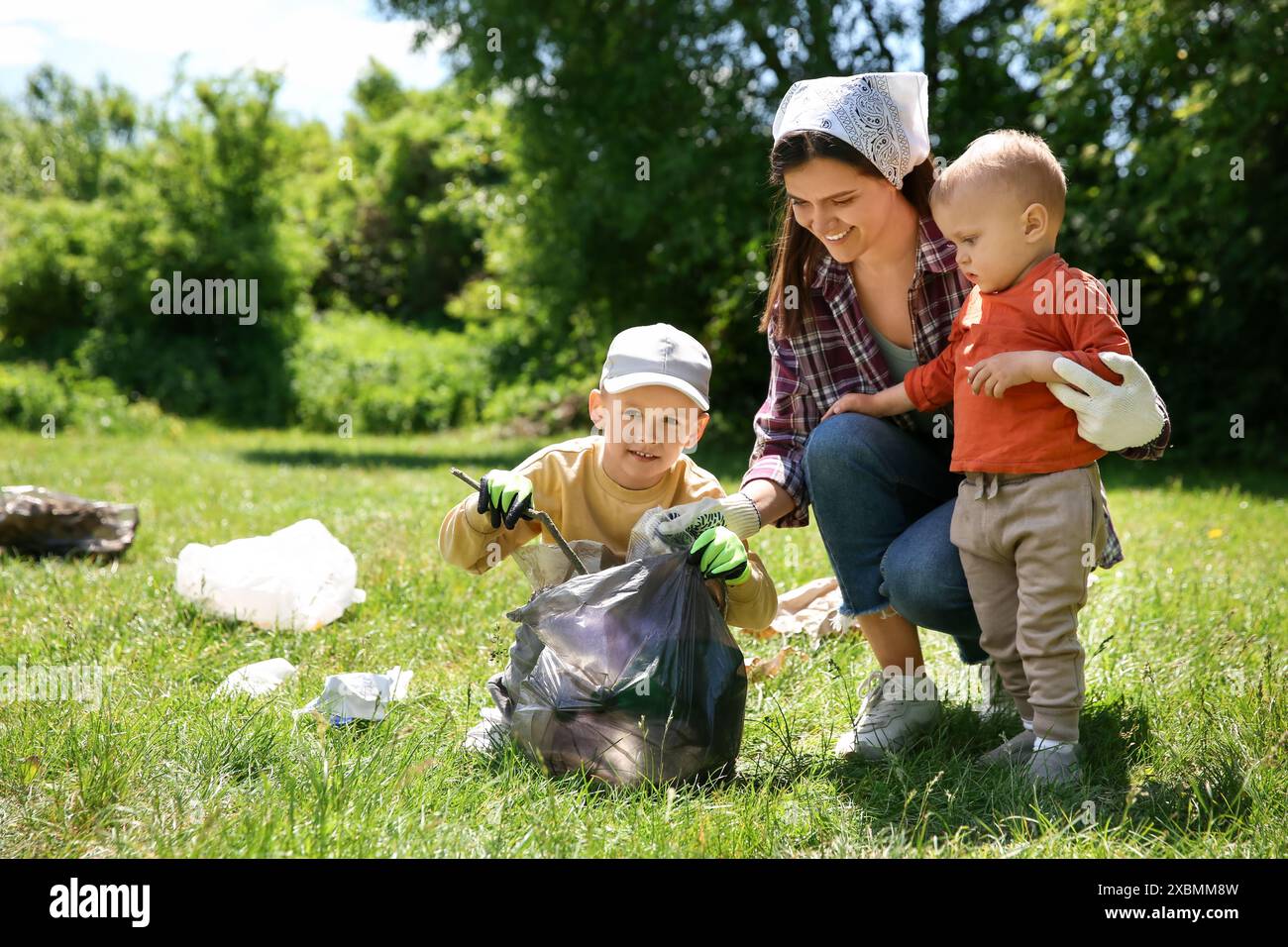 Children collecting garbage hi-res stock photography and images - Alamy