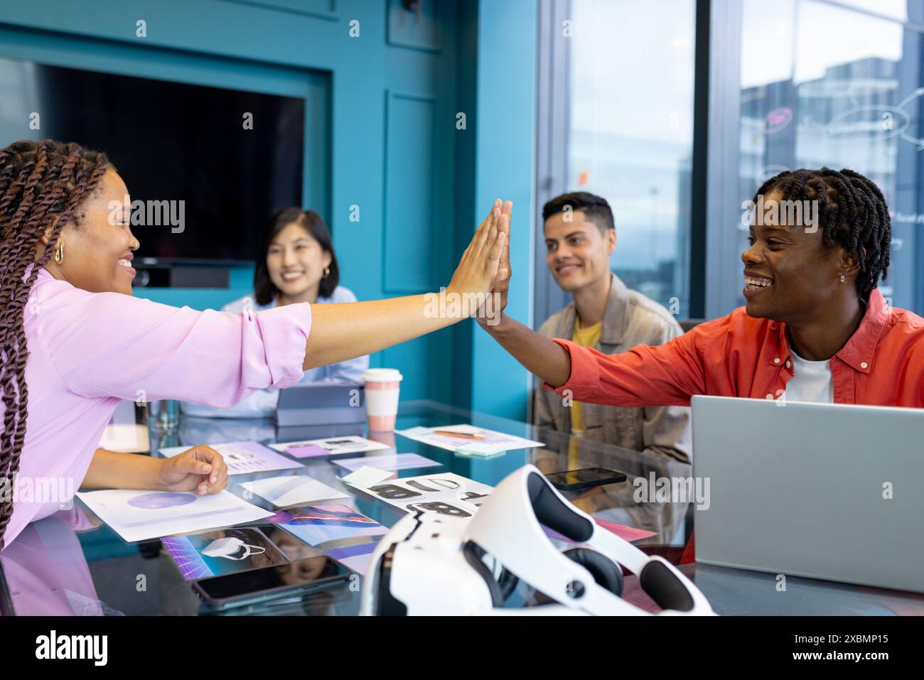 Five smile hi-res stock photography and images - Alamy