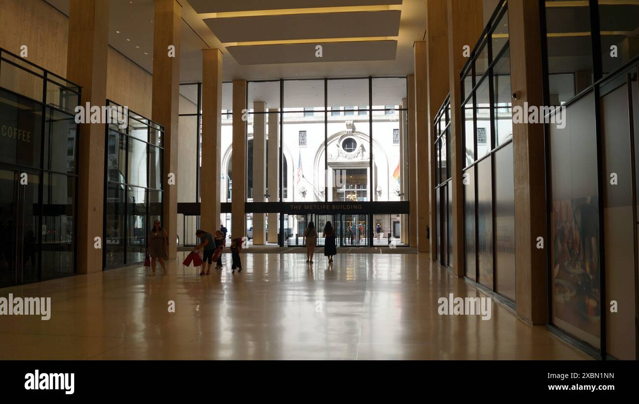 Pass-through ground-level hall of the MetLife Building, New York, NY ...