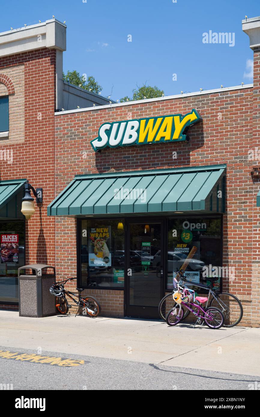 Restaurant exterior signage hi-res stock photography and images - Alamy