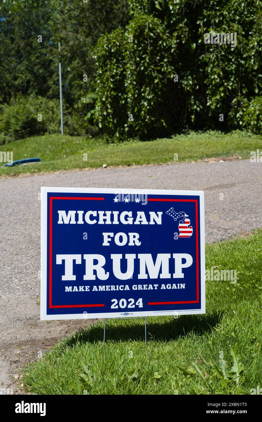 Trump 2024 sign hi-res stock photography and images - Alamy