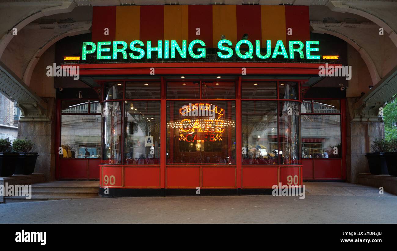 Entrance pavilion of the Pershing Square Cafe, under the Park Avenue ...