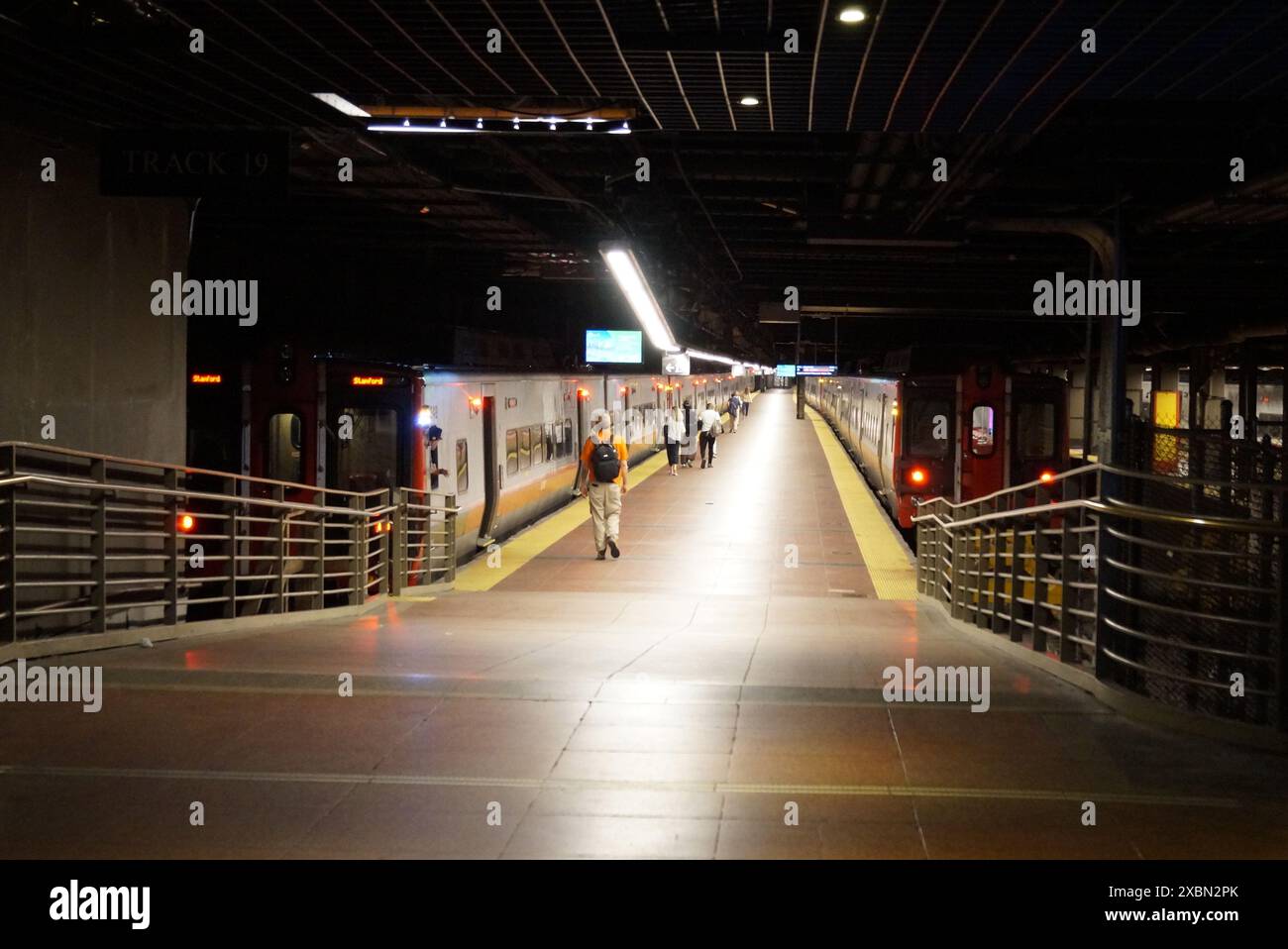 Underground train platform hi-res stock photography and images - Alamy