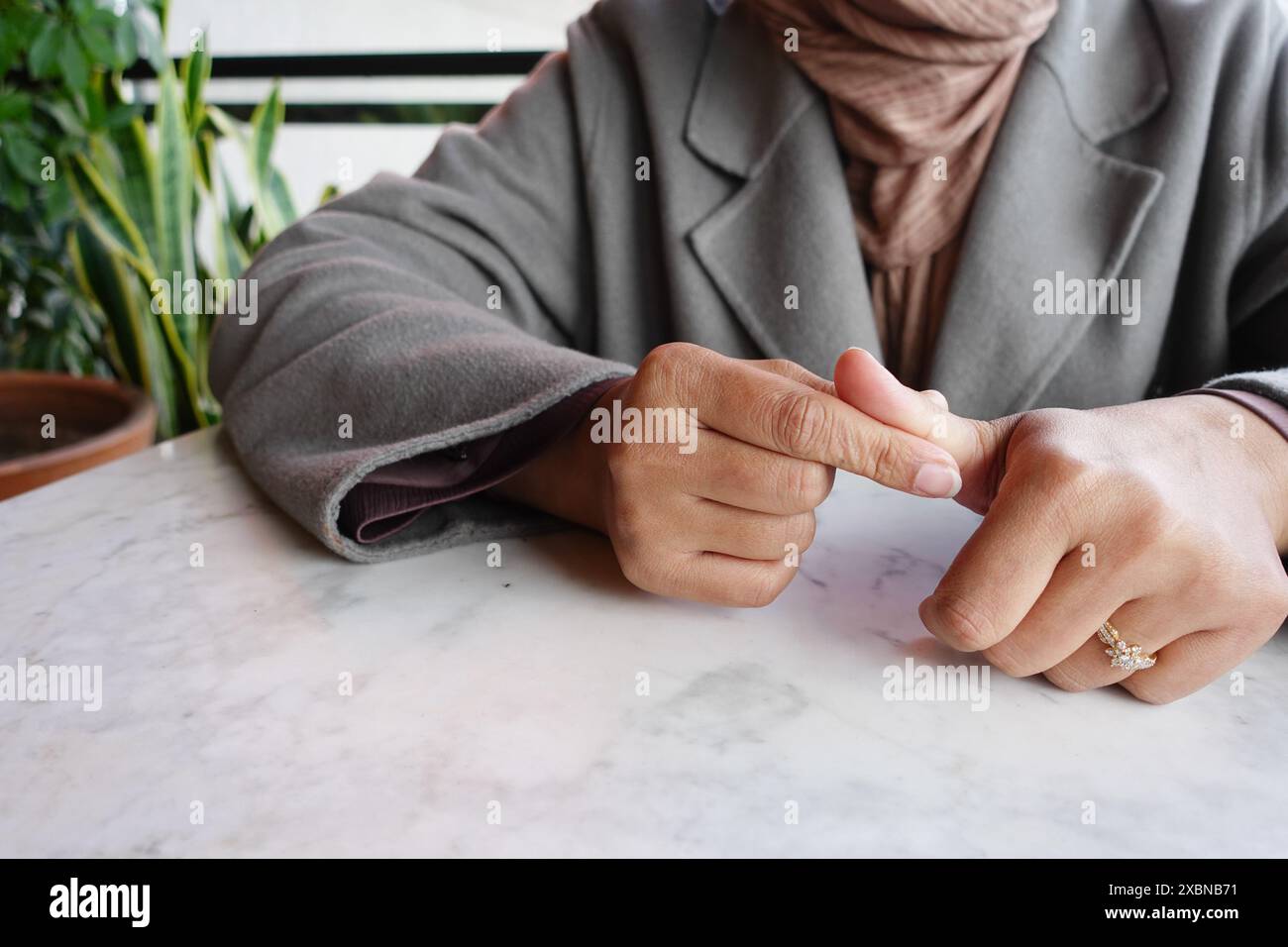Young women hands suffering thumb finger pain Stock Photo - Alamy