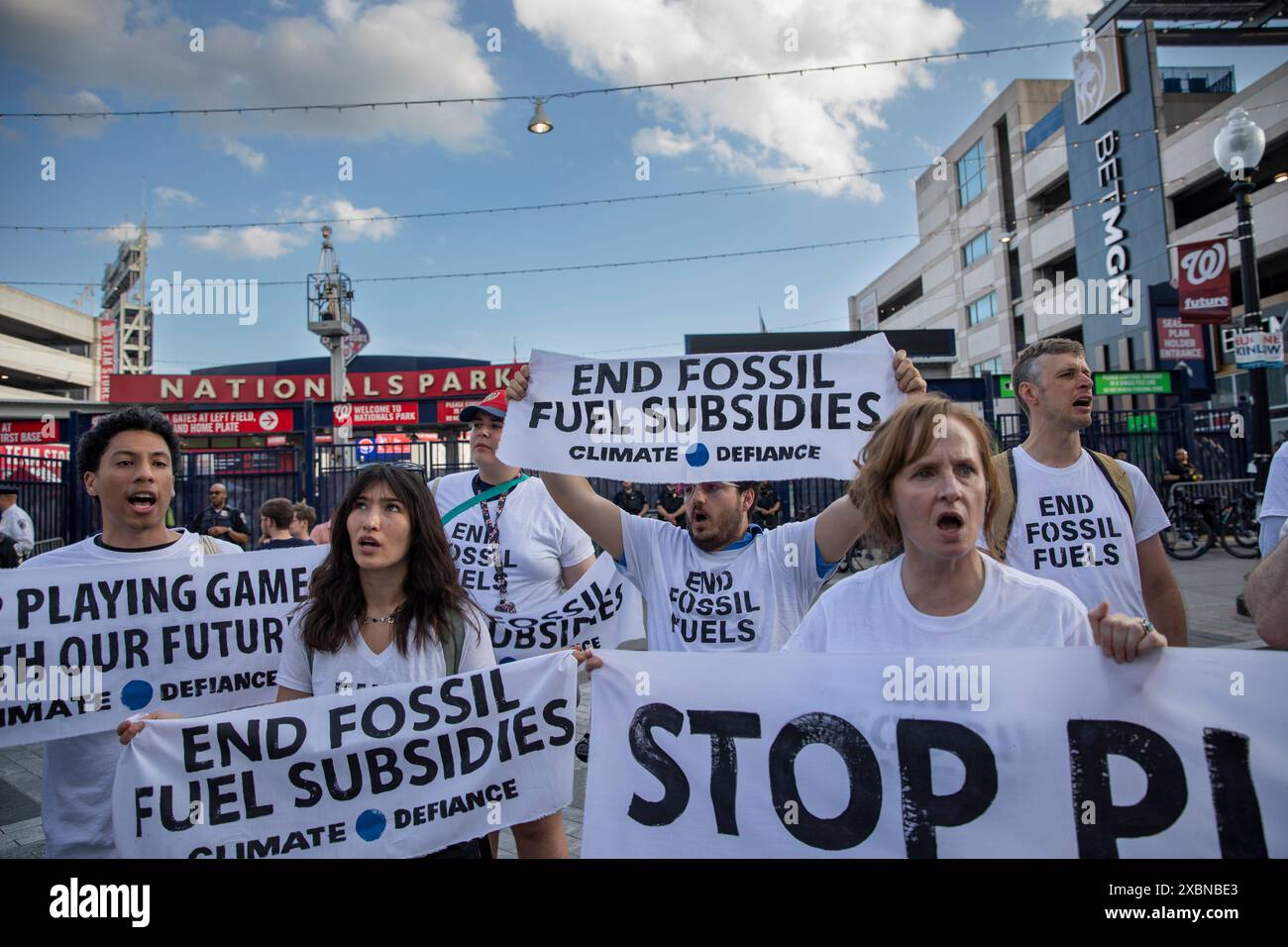 Climate change protesters are demonstrating outside the National Park ...