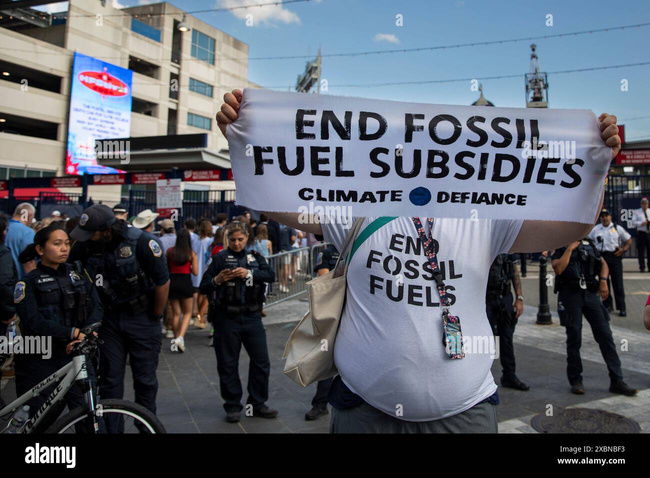 Climate change protesters are demonstrating outside the National Park ...