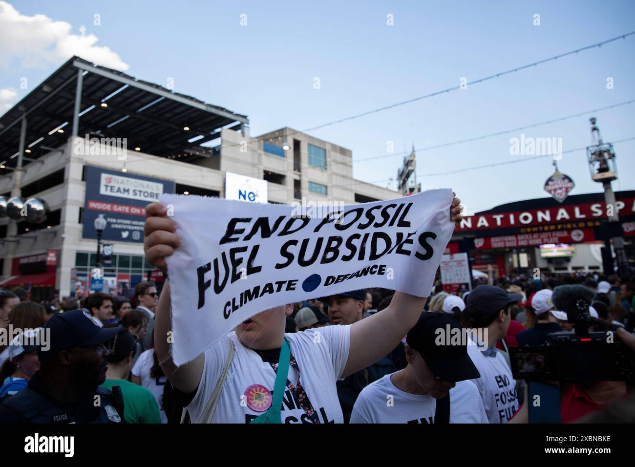 Climate change protesters are demonstrating outside the National Park ...