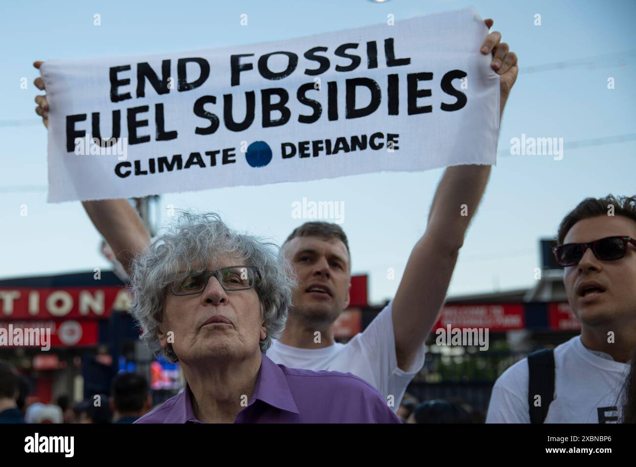 Climate change protesters are demonstrating outside the National Park ...