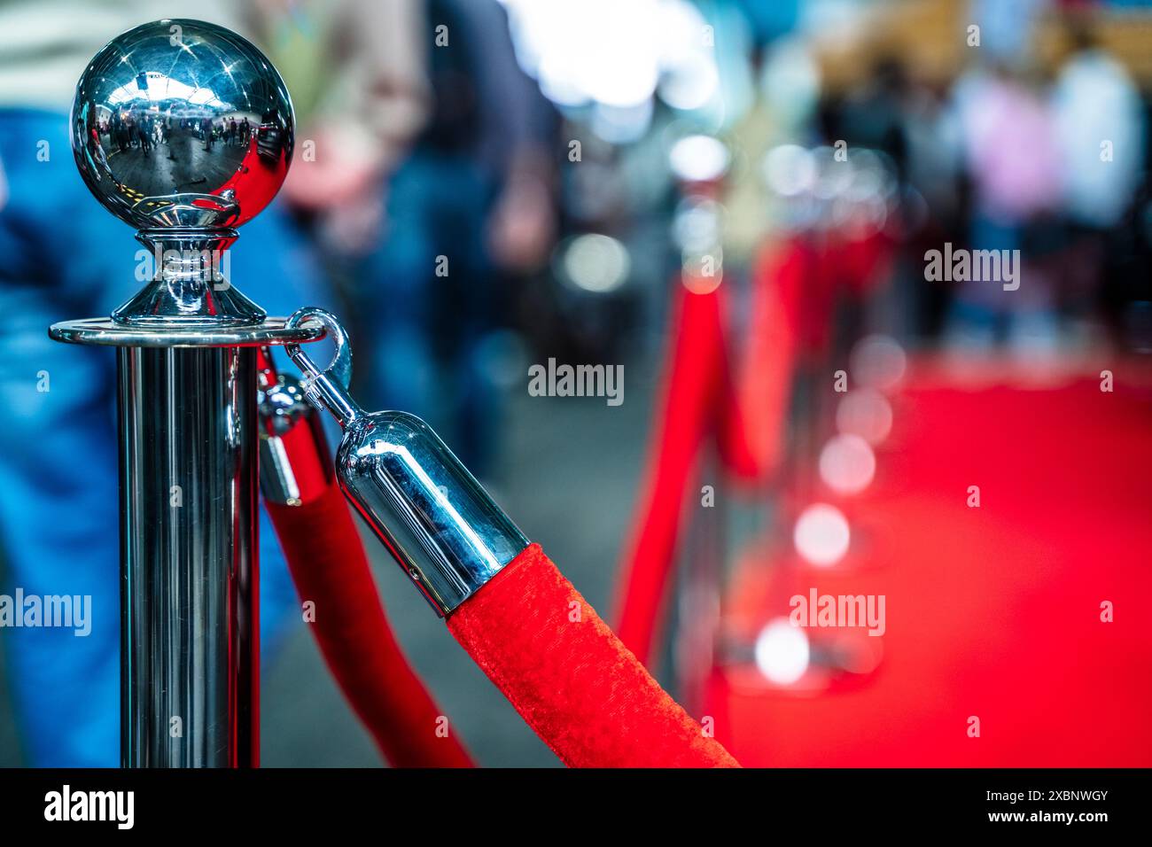 Museum red carpet barrier rope hi-res stock photography and images - Alamy