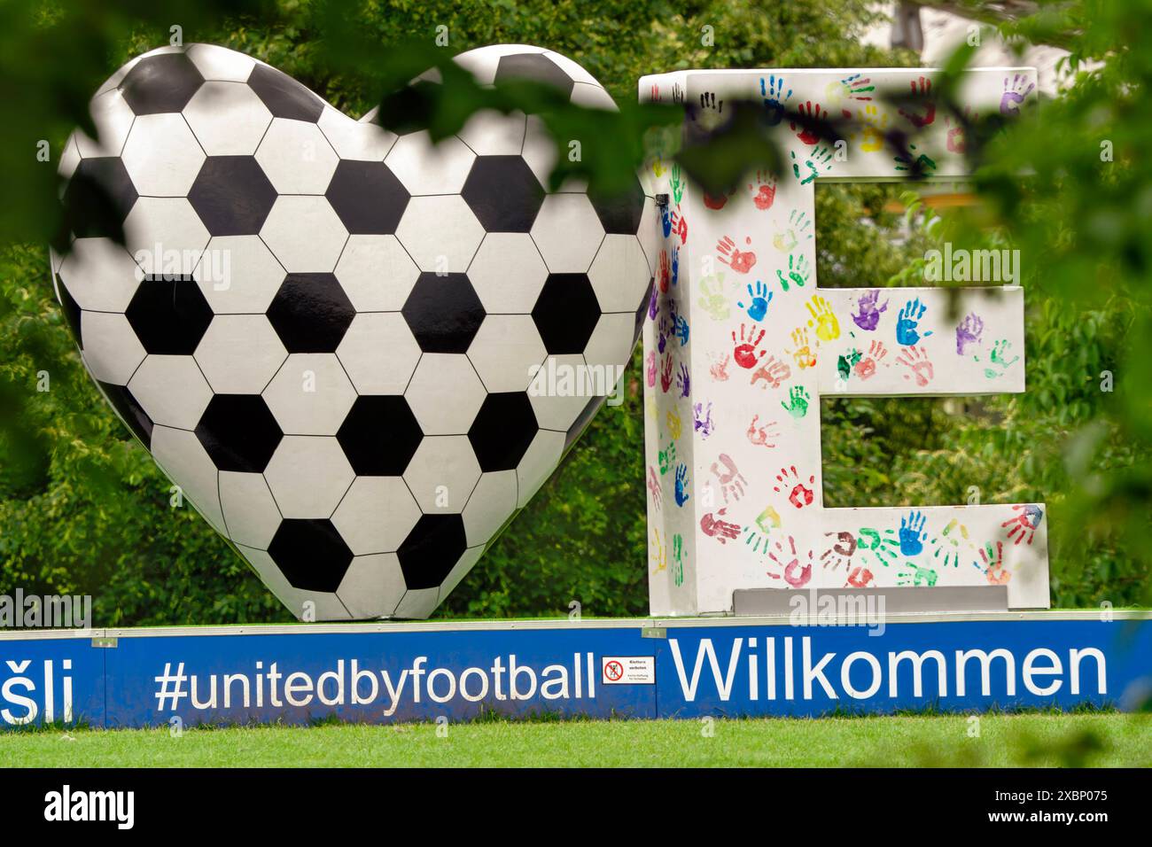 Willkommen, Fußballherz und E von Europe im Olympiapark, Slogan united ...