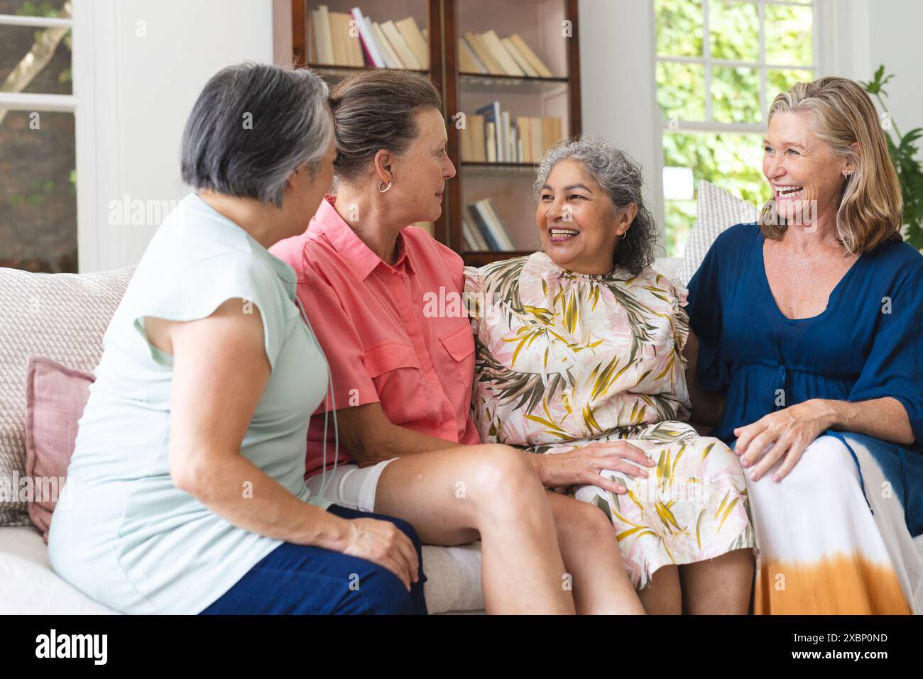 People sitting in living room hi-res stock photography and images - Alamy