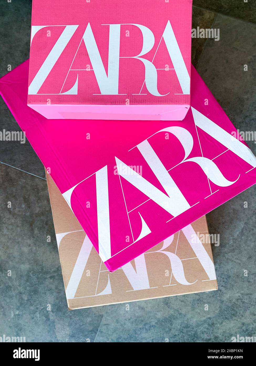 Zara online order hi-res stock photography and images - Alamy