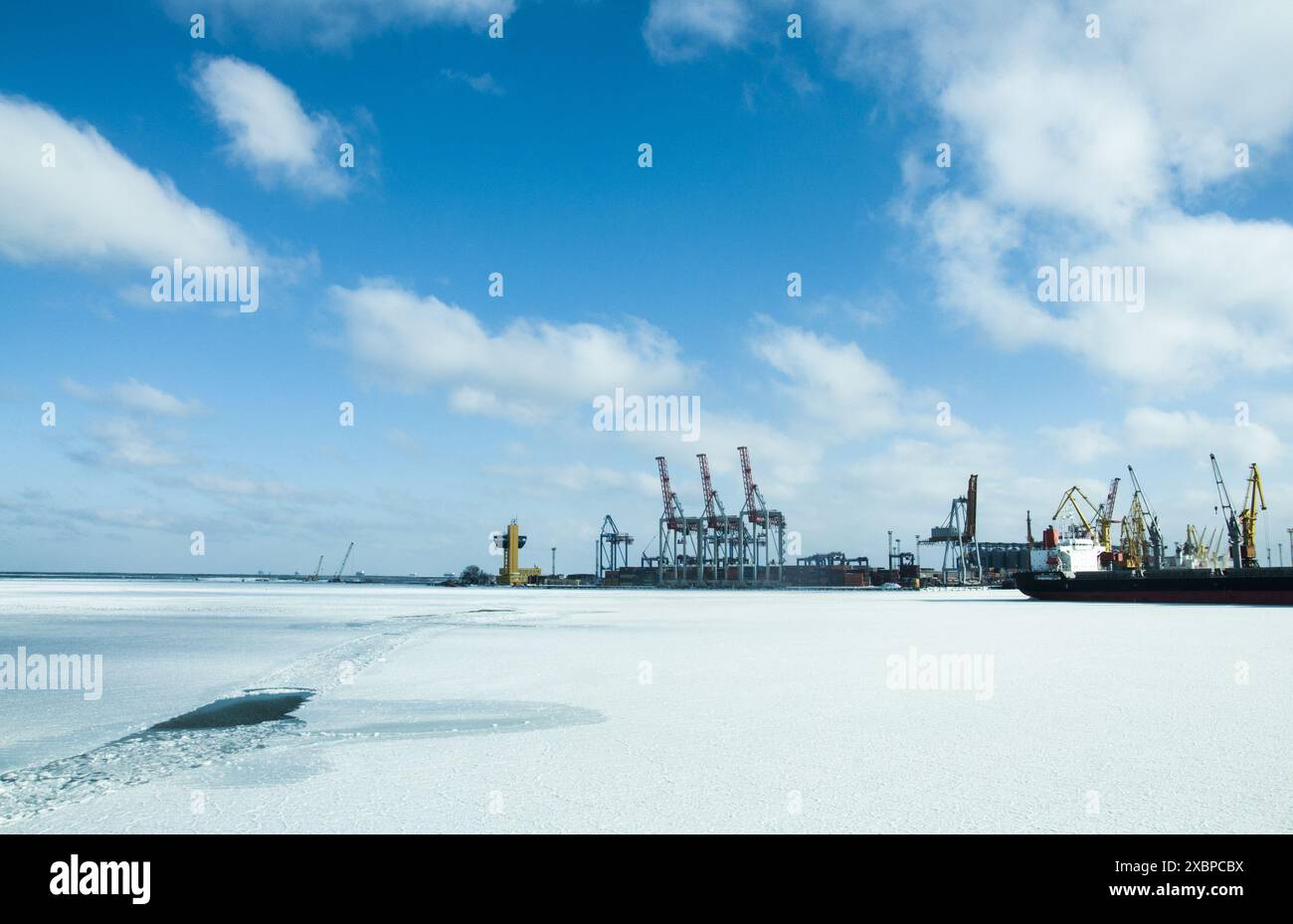Ice breaking ships hi-res stock photography and images - Alamy