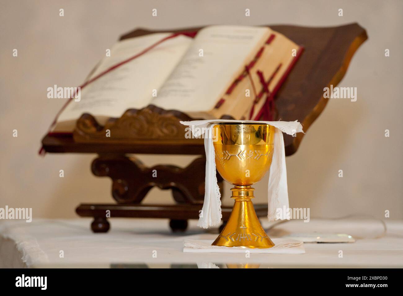 Crucifix on open bible hi-res stock photography and images - Alamy