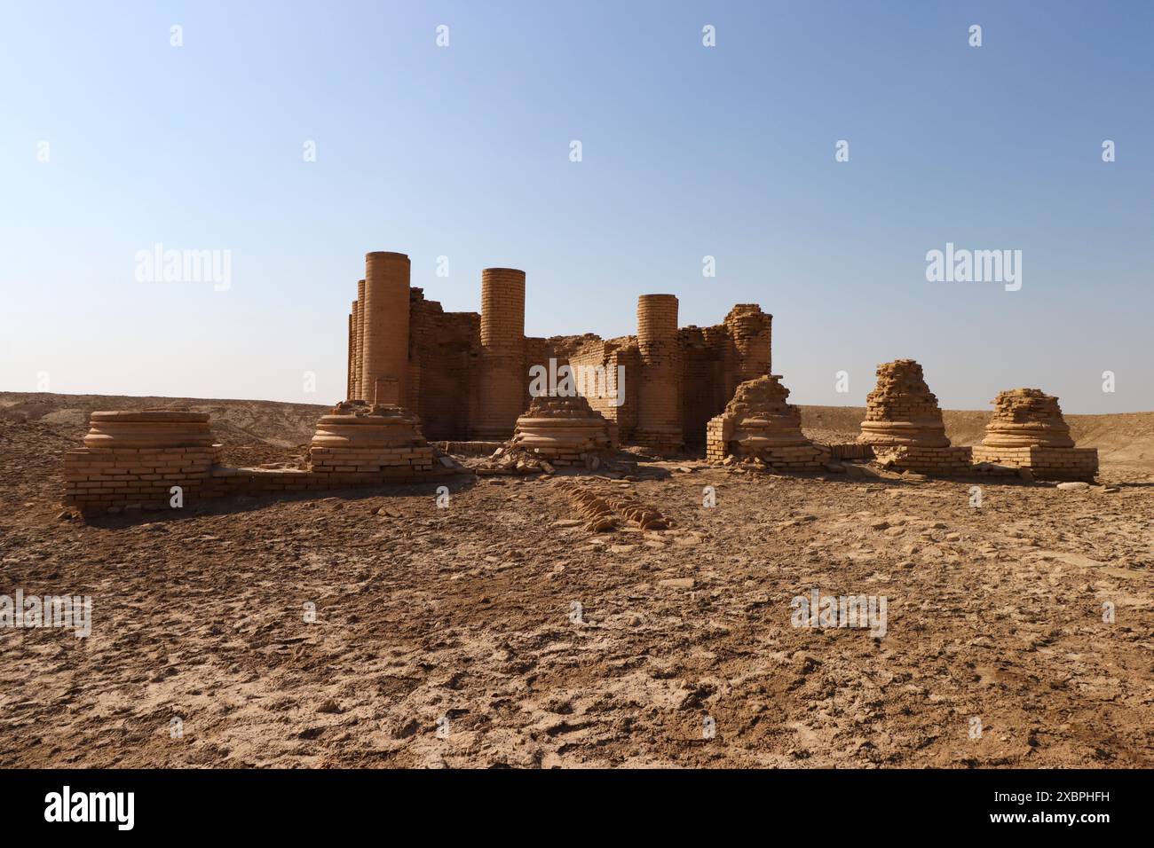 The ancient ruins of Gareus temple in Uruk city, Iraq Stock Photo - Alamy