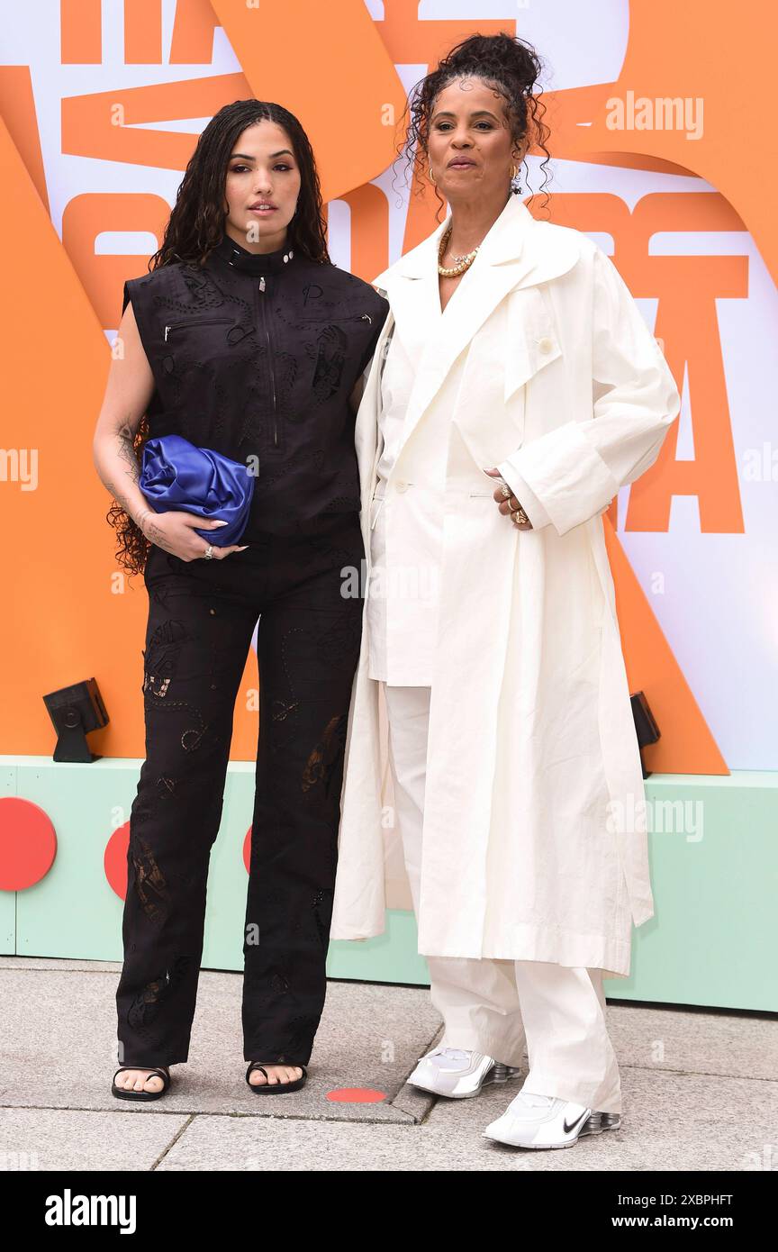 Mabel mit Mutter Neneh Cherry bei der Royal Academy of Arts Summer ...