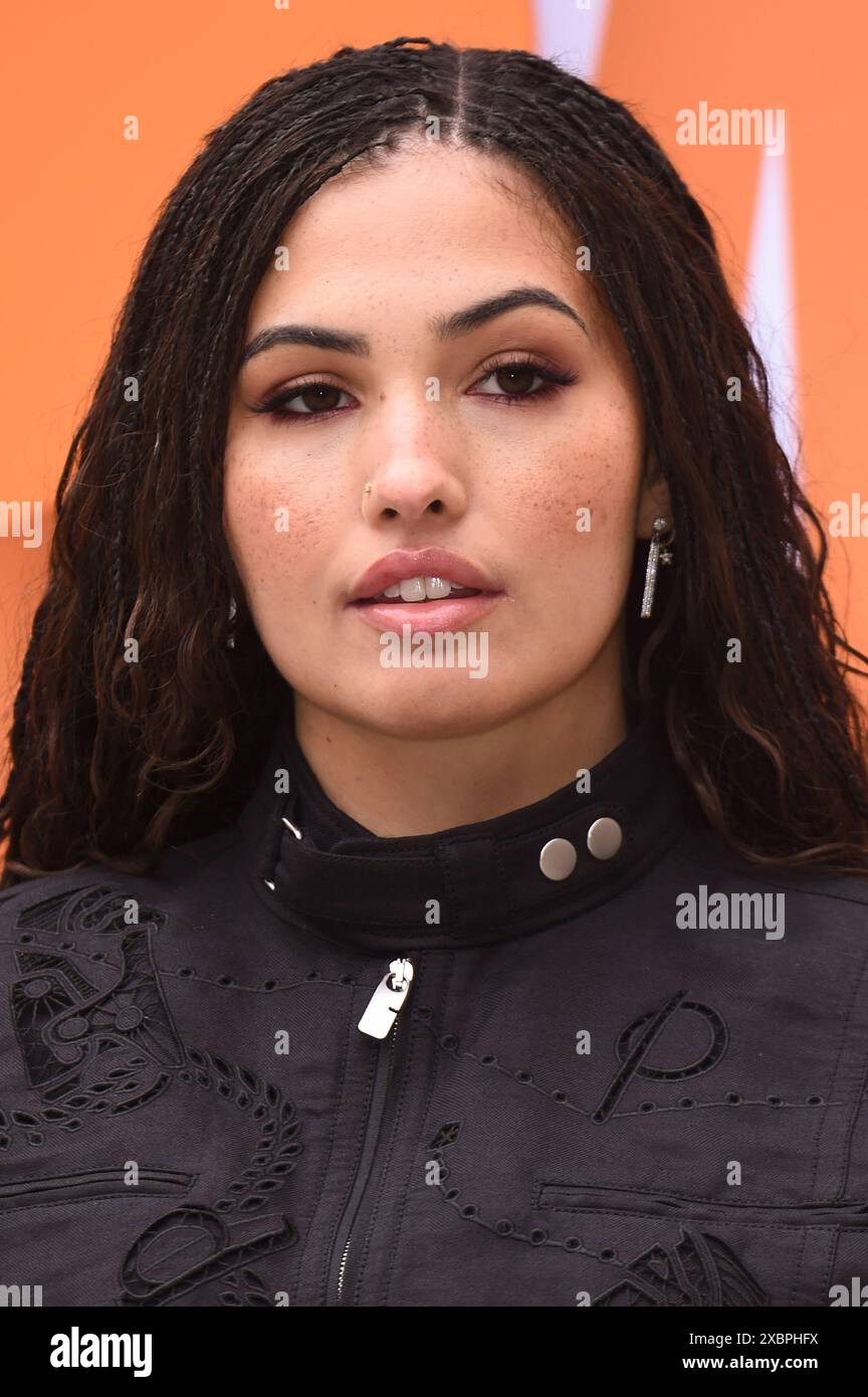 Mabel bei der Royal Academy of Arts Summer Exhibition 2024 Preview ...