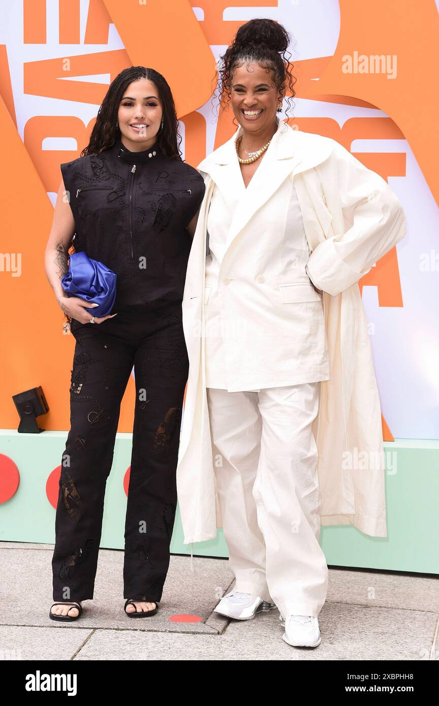 Mabel mit Mutter Neneh Cherry bei der Royal Academy of Arts Summer ...