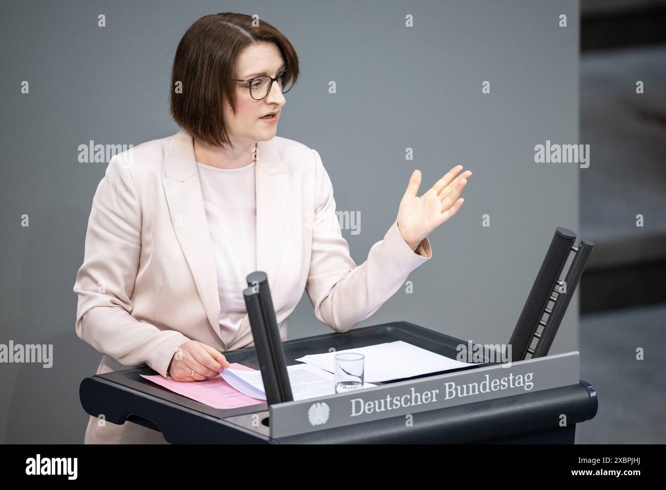 Laura kraft hi-res stock photography and images - Alamy