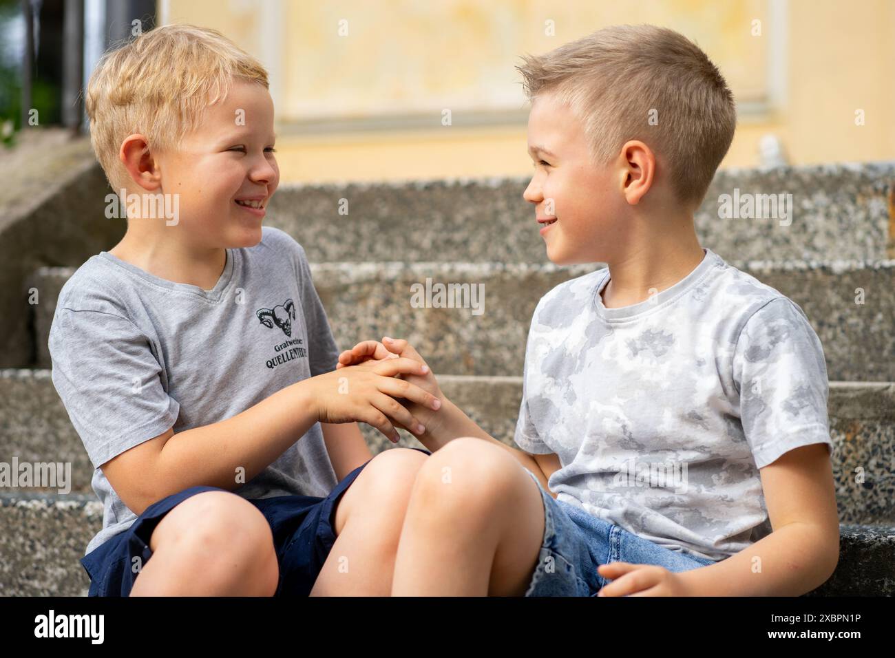 Fighting kids hi-res stock photography and images - Alamy