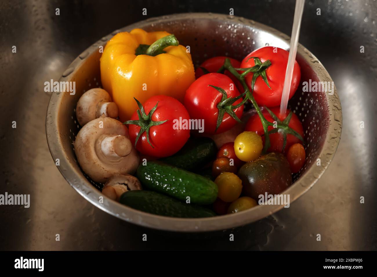 Water pouring colander hi-res stock photography and images - Alamy