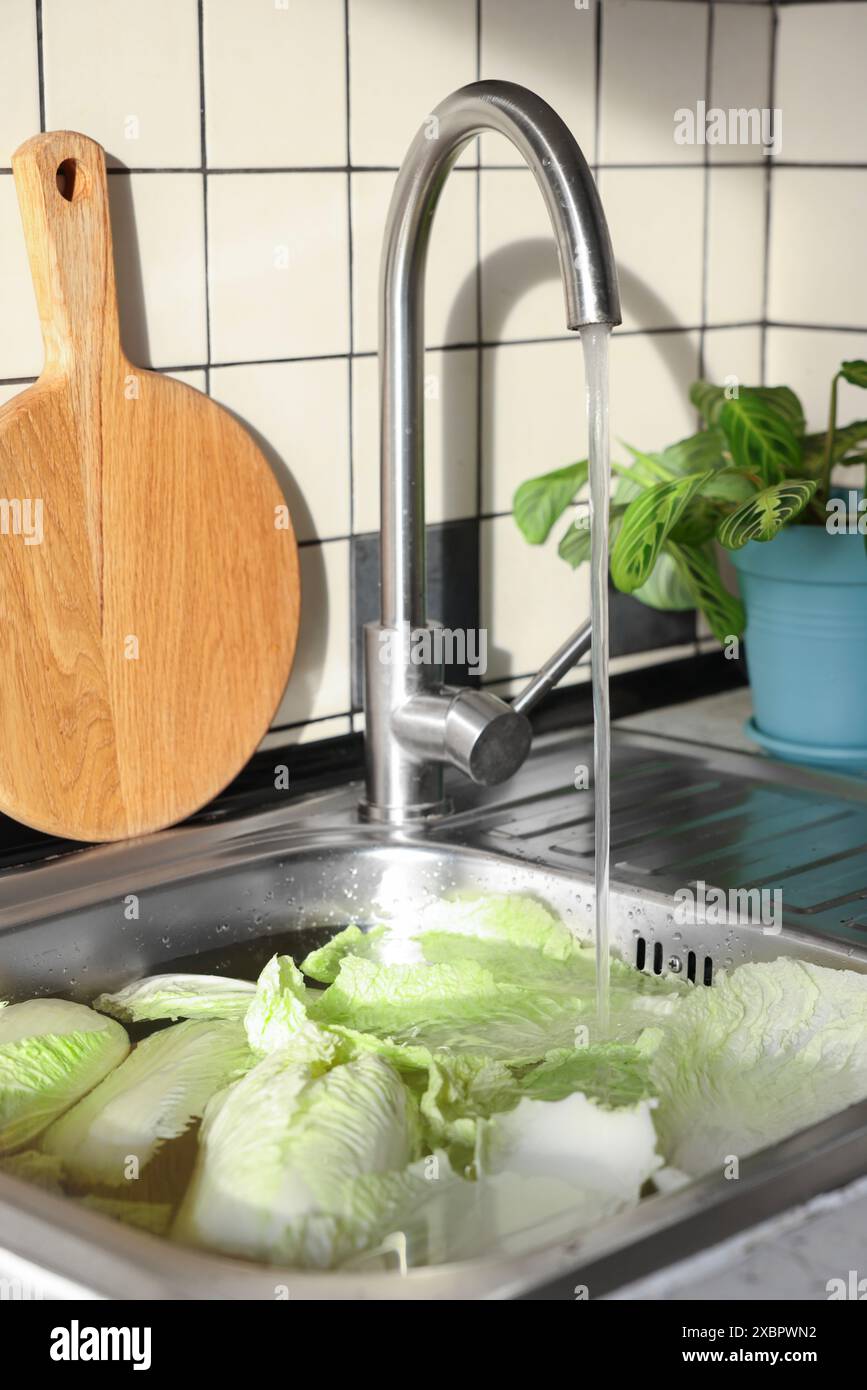 Washing cabbage on kitchen hi-res stock photography and images - Alamy