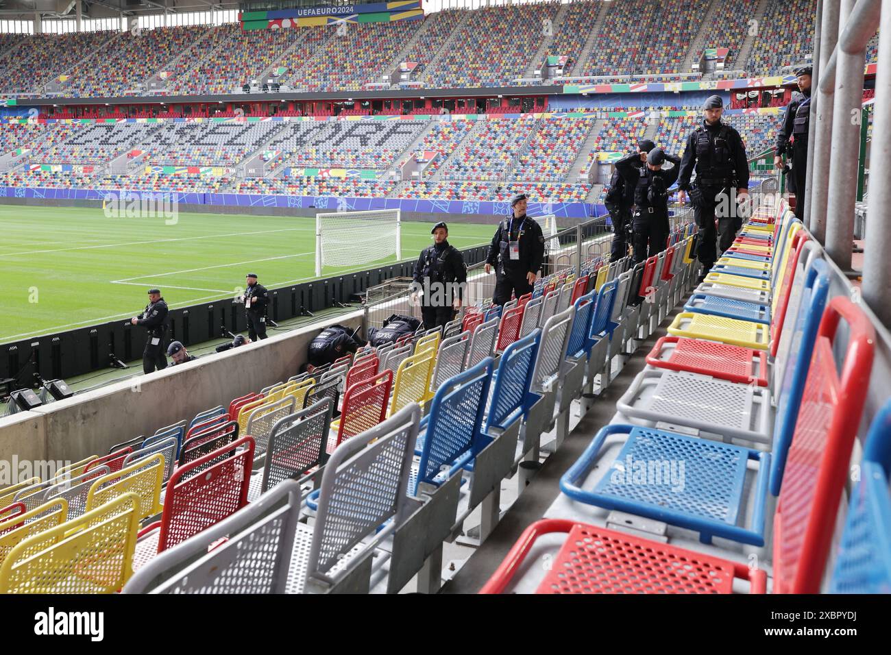 Police officers search stadium hi-res stock photography and images - Alamy