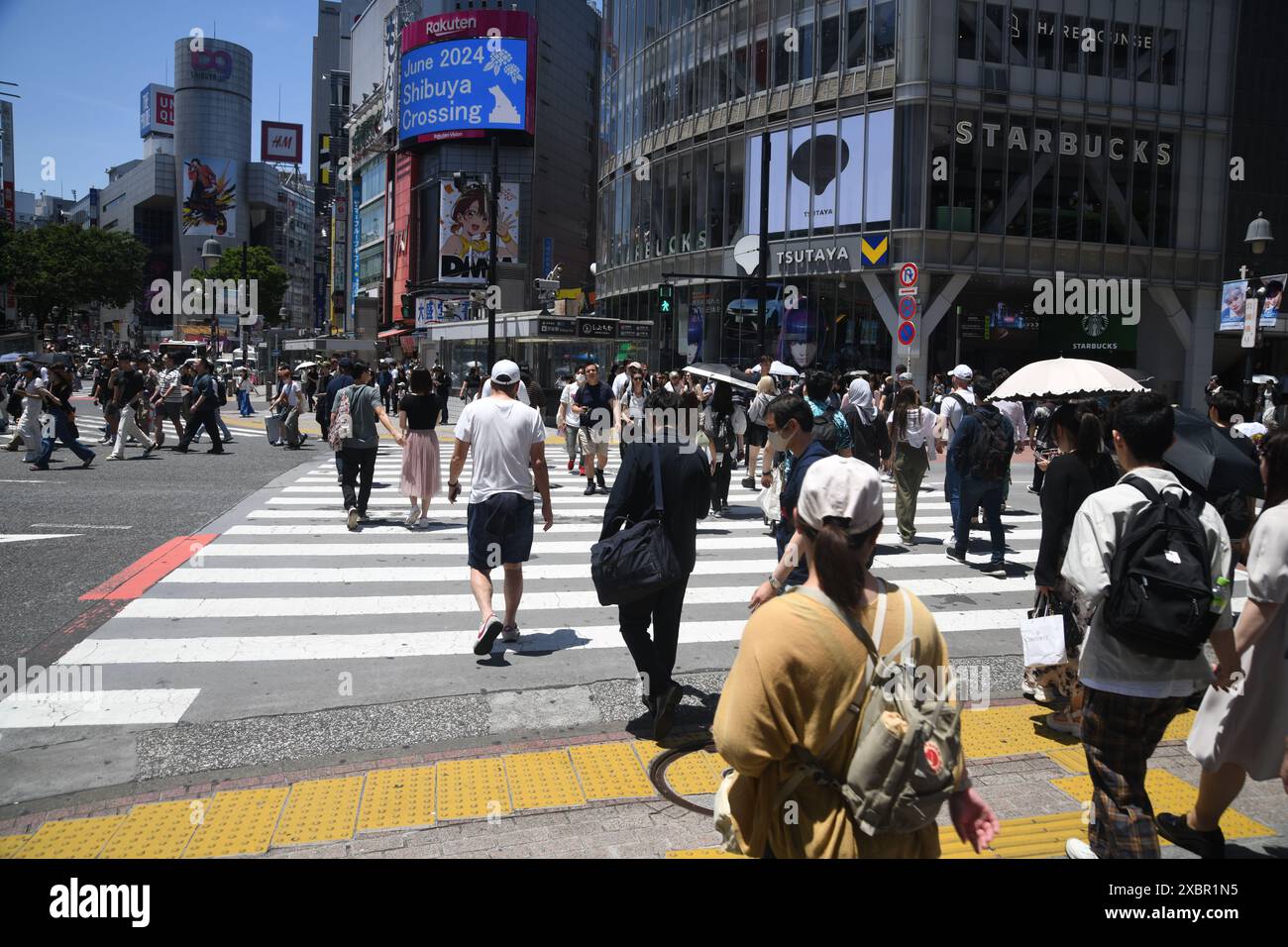 Crowd of people crossing the street in the famous Shibuya crossing in Tokyo, Japan Stock Photo ...