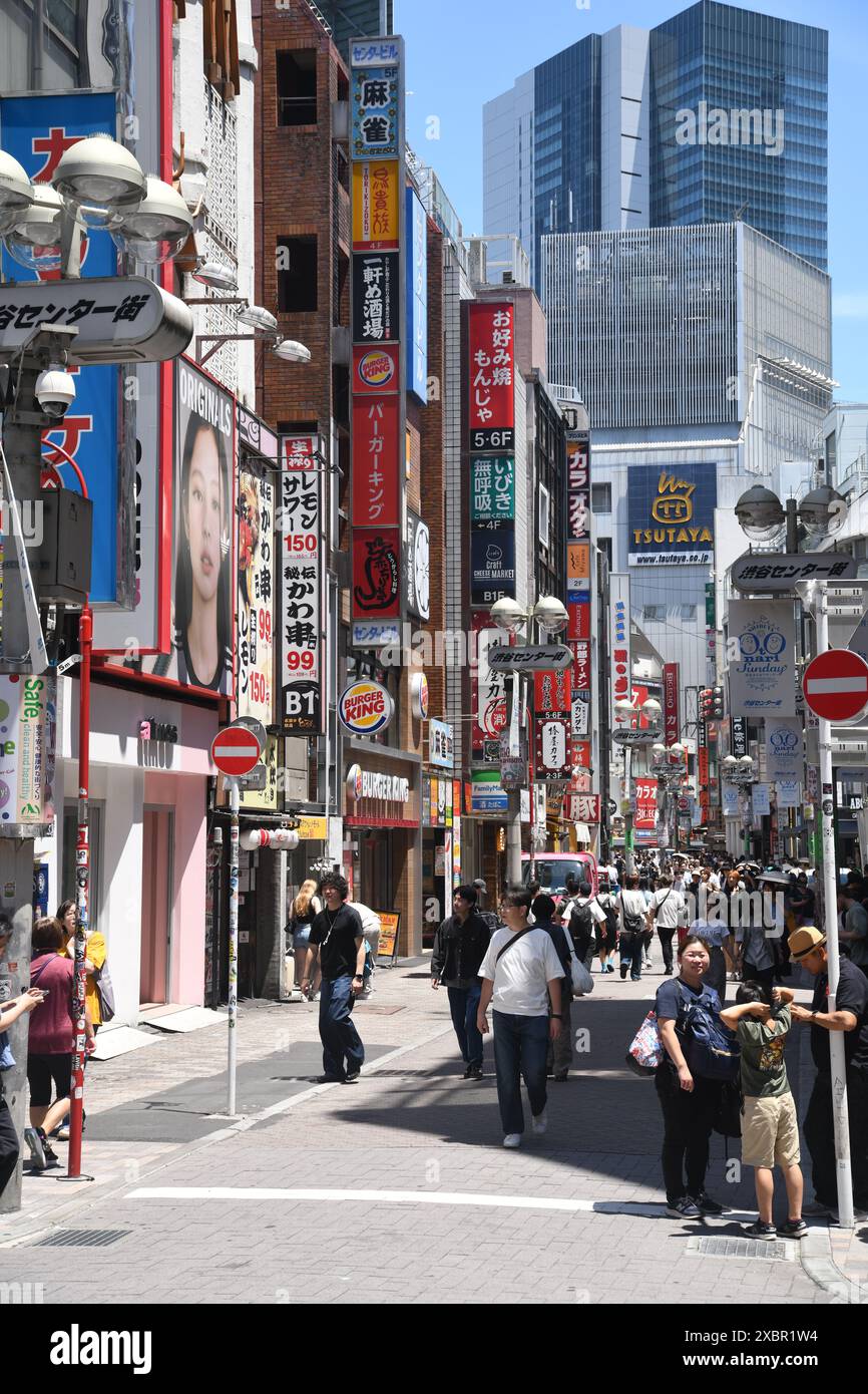 Crowd of people walking in the famous district of Shibuya in Tokyo ...