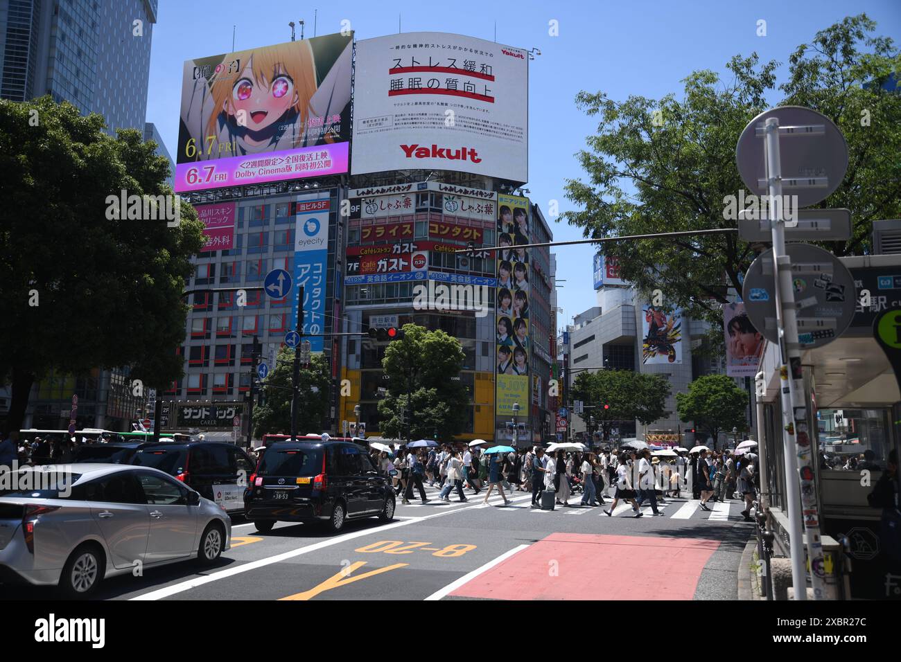 Crowd of people crossing the street in the famous Shibuya crossing in ...
