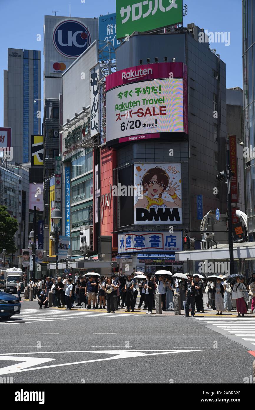 Crowd of people crossing the street in the famous Shibuya crossing in ...