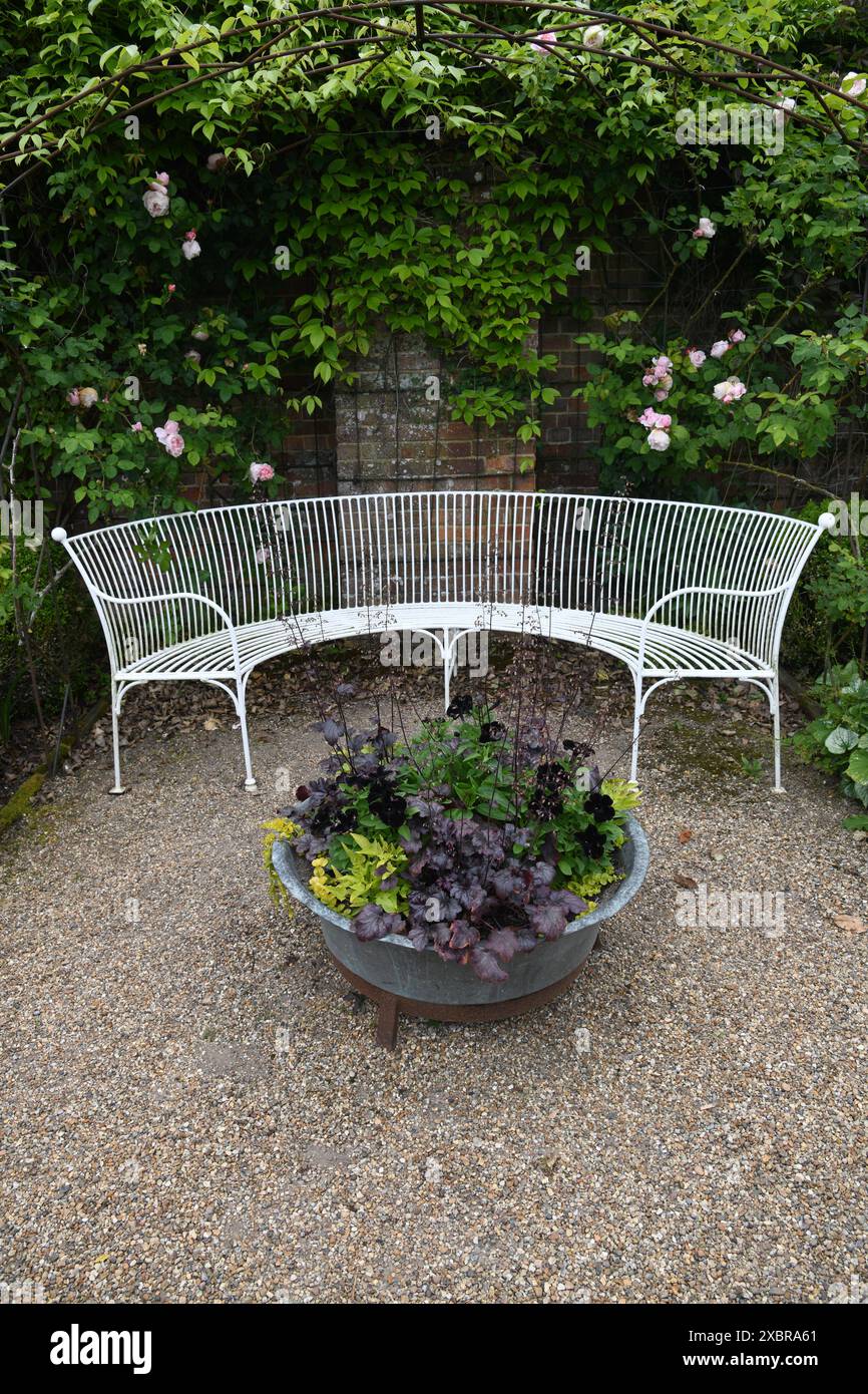 Rounded bench hi-res stock photography and images - Alamy