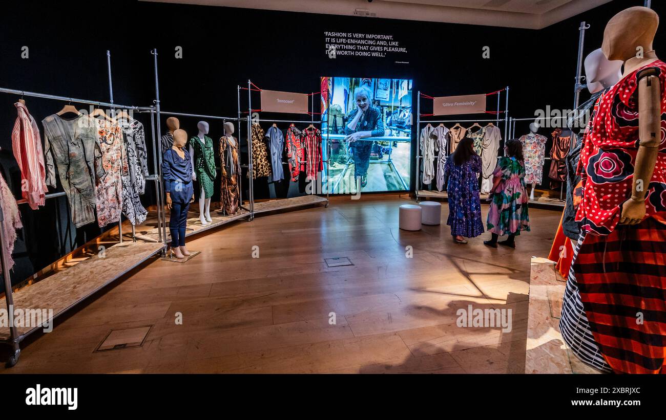 Vivienne westwood fashion 1983 hi-res stock photography and images - Alamy