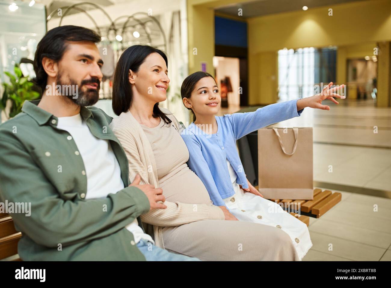 Happy family shopping mall hi-res stock photography and images - Alamy