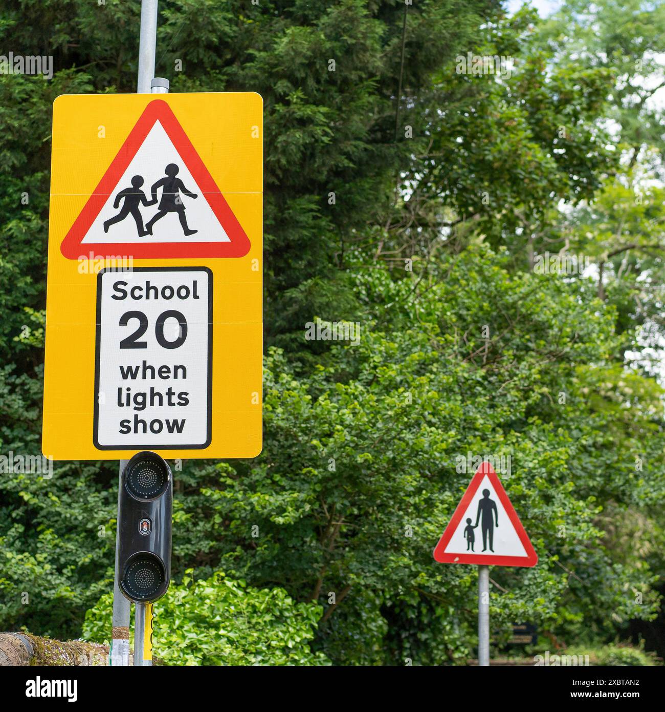 School traffic speed control, 20mph, children crossing Stock Photo - Alamy
