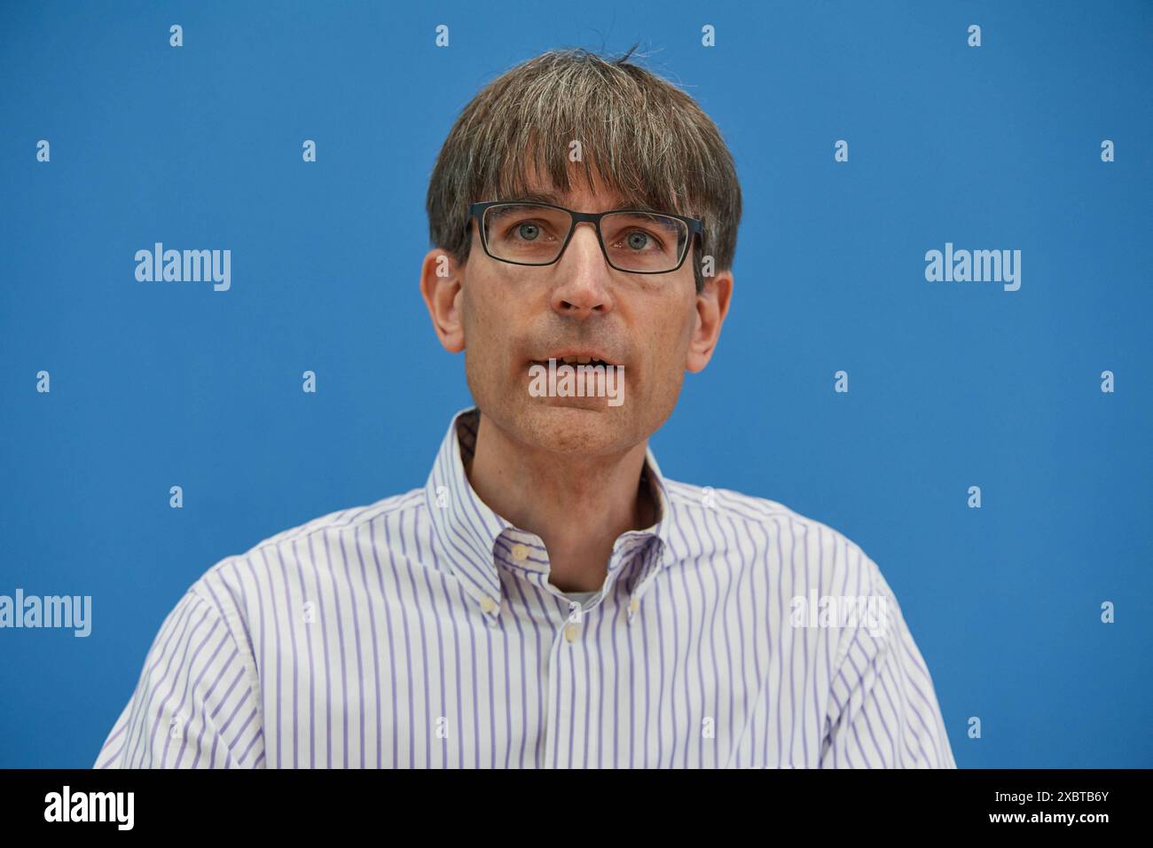 V modell hi-res stock photography and images - Alamy