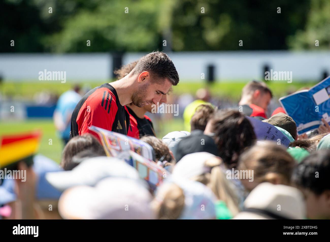 Koen Casteels (Belgien, #01) schreibt Autogramme fuer Kinder / Fans ...