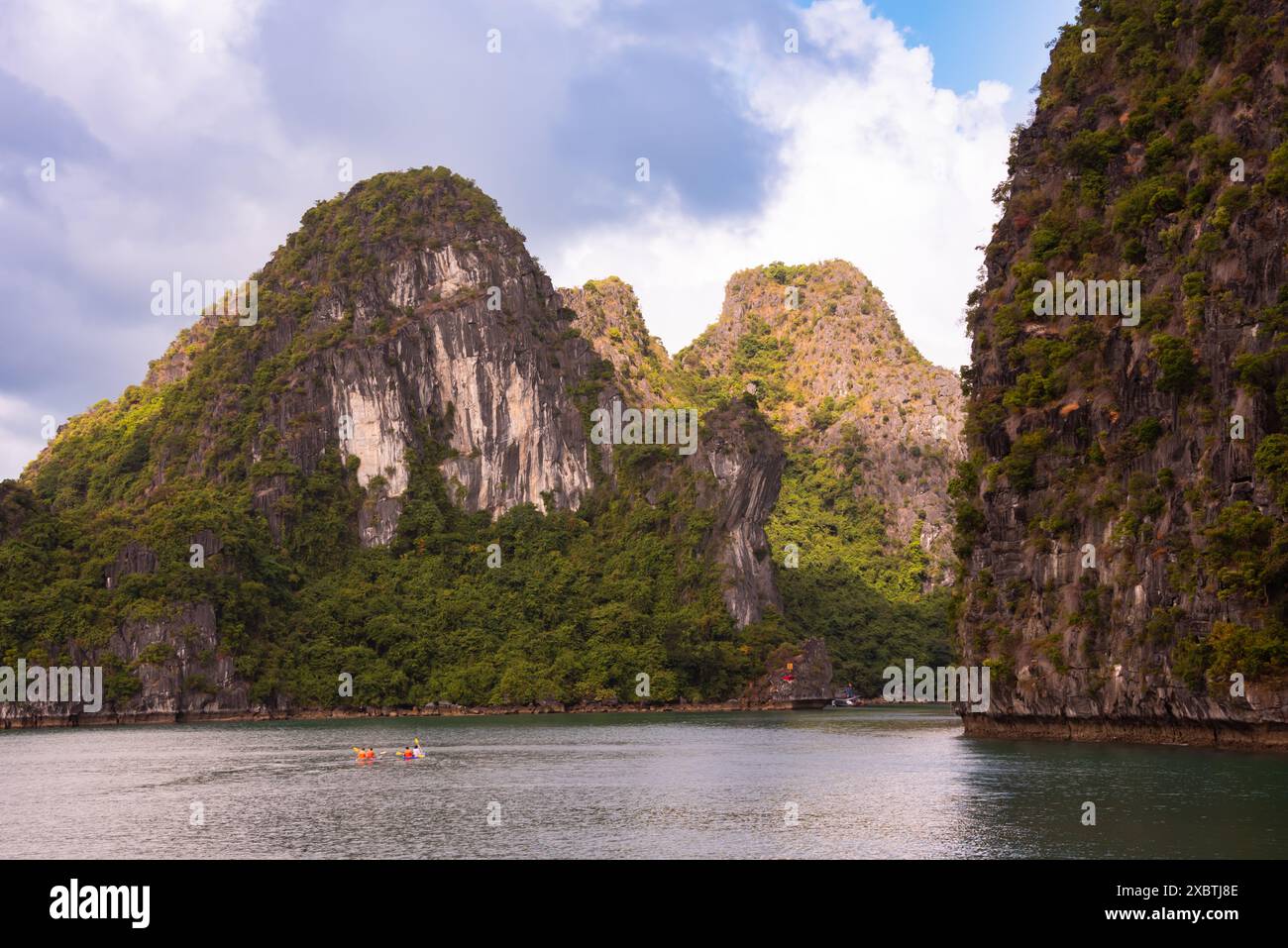 Sea bay in Vietnam with islands and boats Stock Photo - Alamy