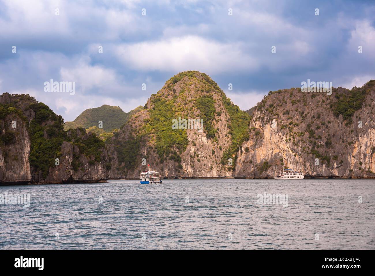 Sea bay in Vietnam with islands and boats Stock Photo - Alamy