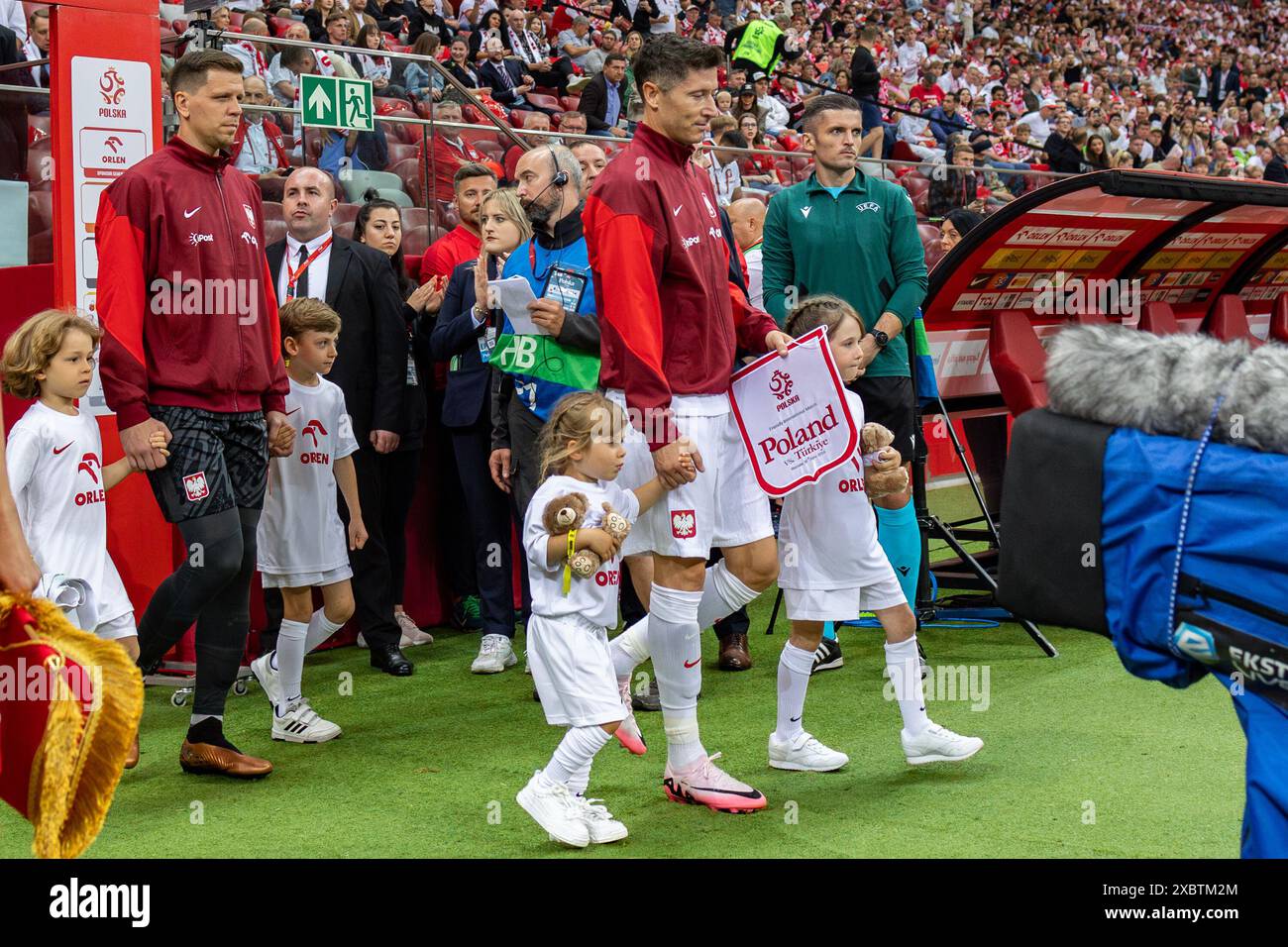 Robert Lewandowski (C) of Poland with his daughters (Laura Lewandowska ...