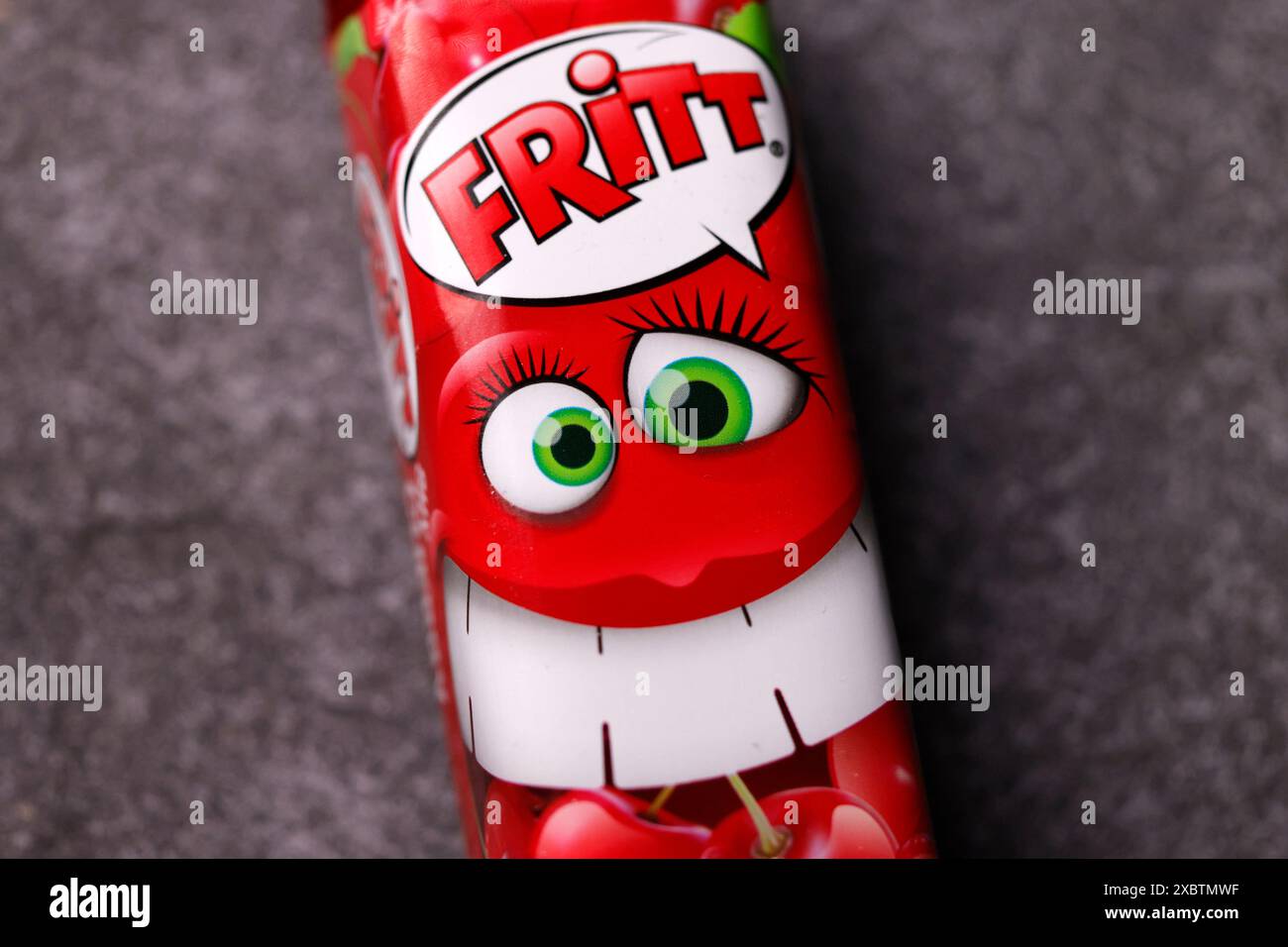 Kaustreifen der Marke Fritt in der Geschmacksrichtung Kirsche liegen ...