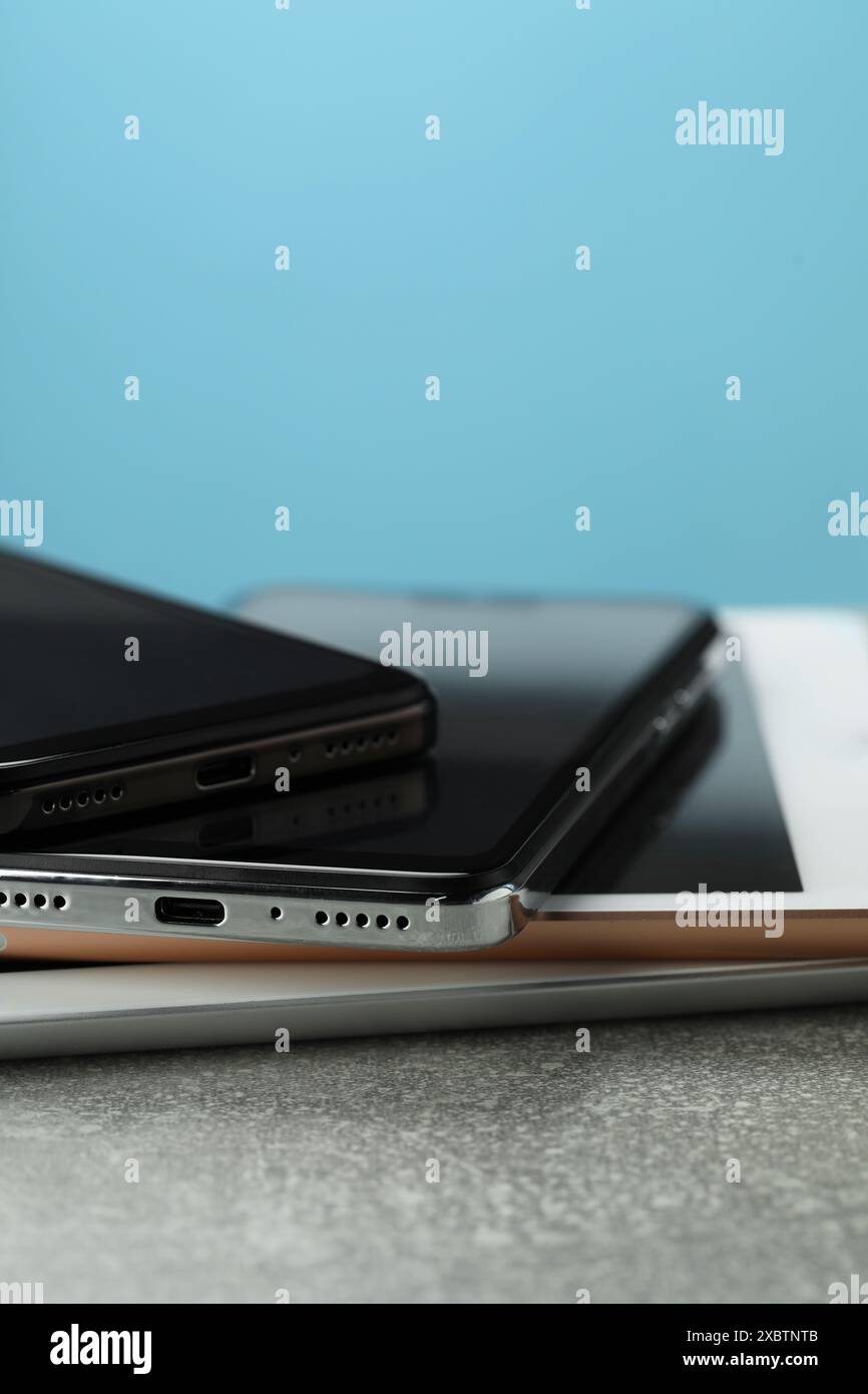 Devices table hi-res stock photography and images - Alamy