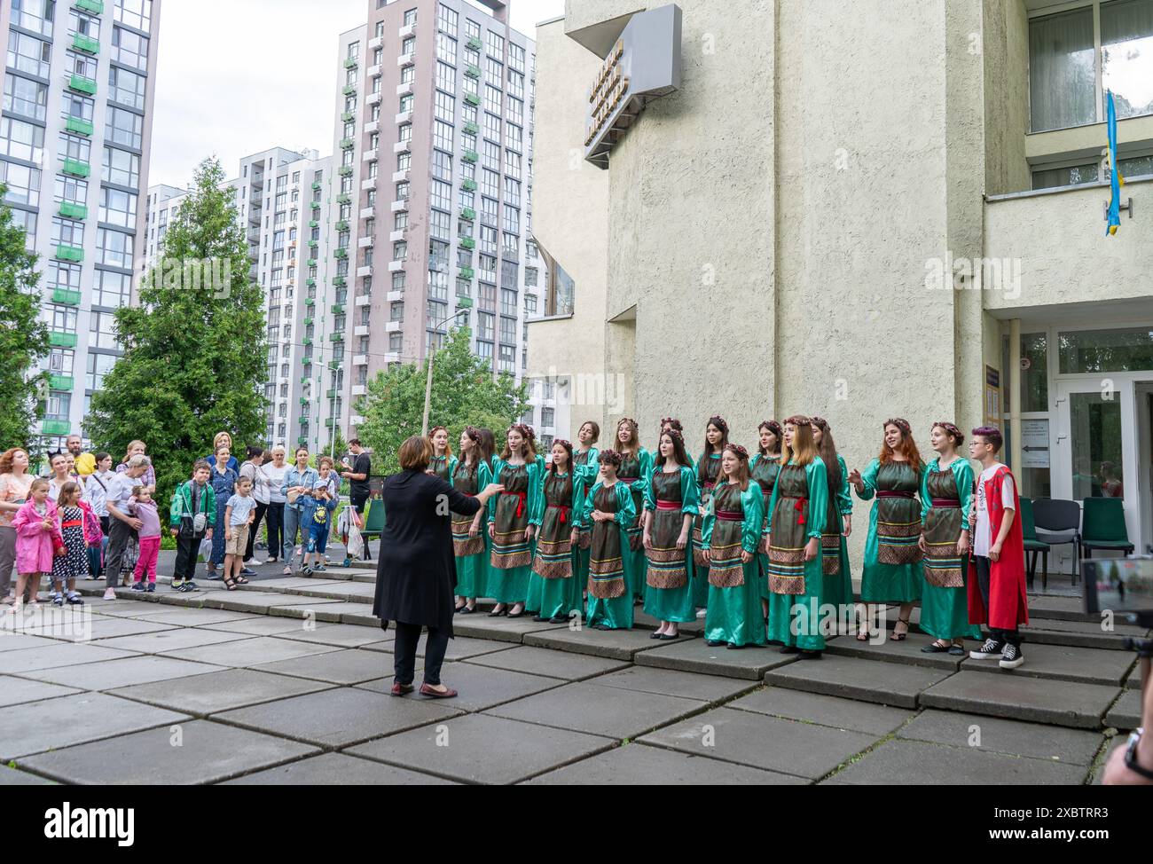 Ukrainian choir of teenage girls sings on the street during blackouts ...