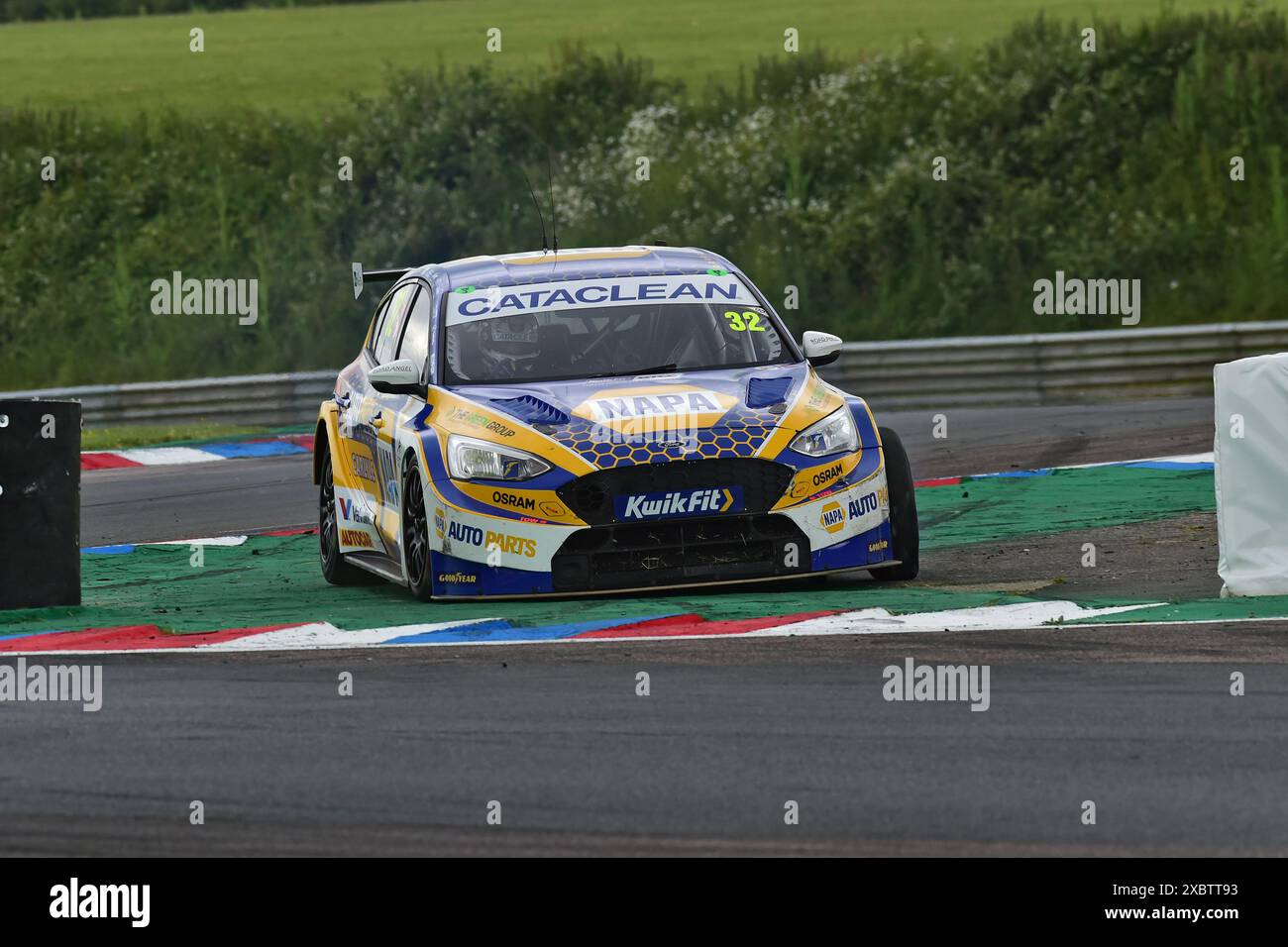 A short cut through the markers at the chicane, Daniel Rowbottom, Ford ...